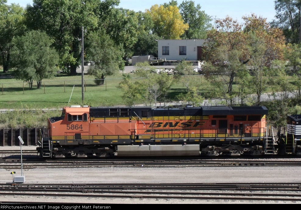 BNSF 5864